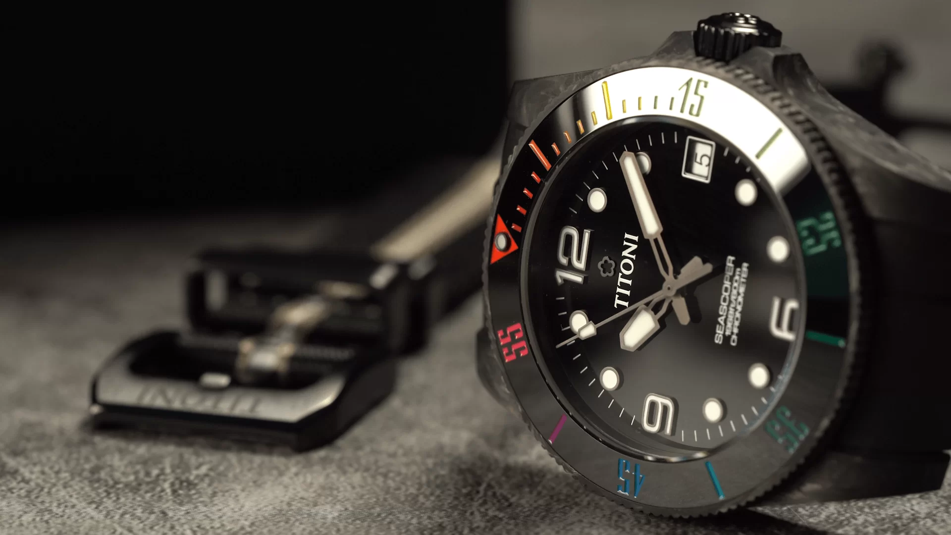 Titoni Seascoper 600 CarbonTech丨全黑碳纖維潛水錶丨又輕盈又時尚 – MingWatch HK